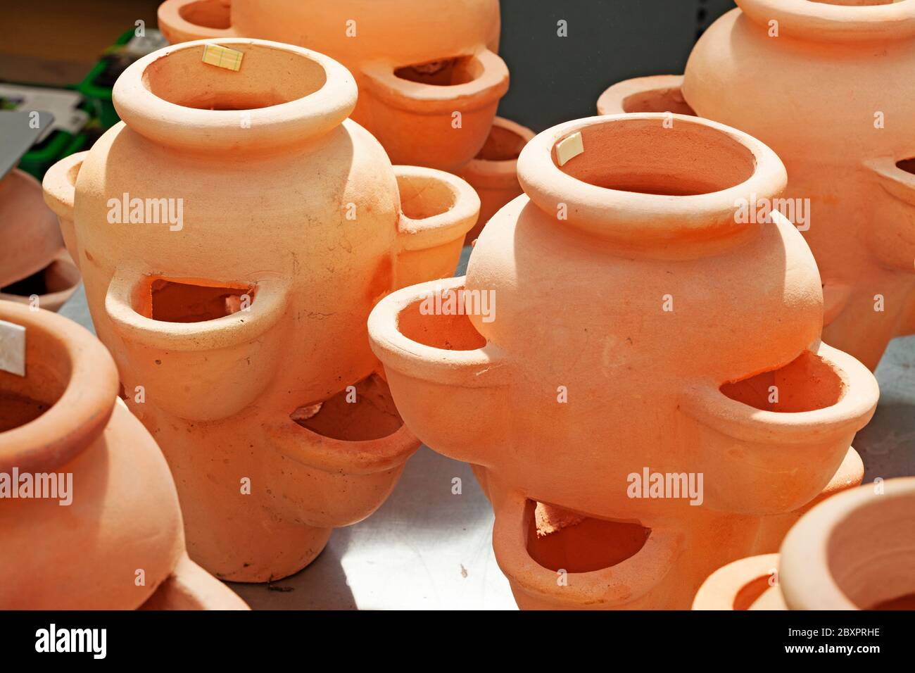 Pile of old flower pots hi-res stock photography and images - Alamy