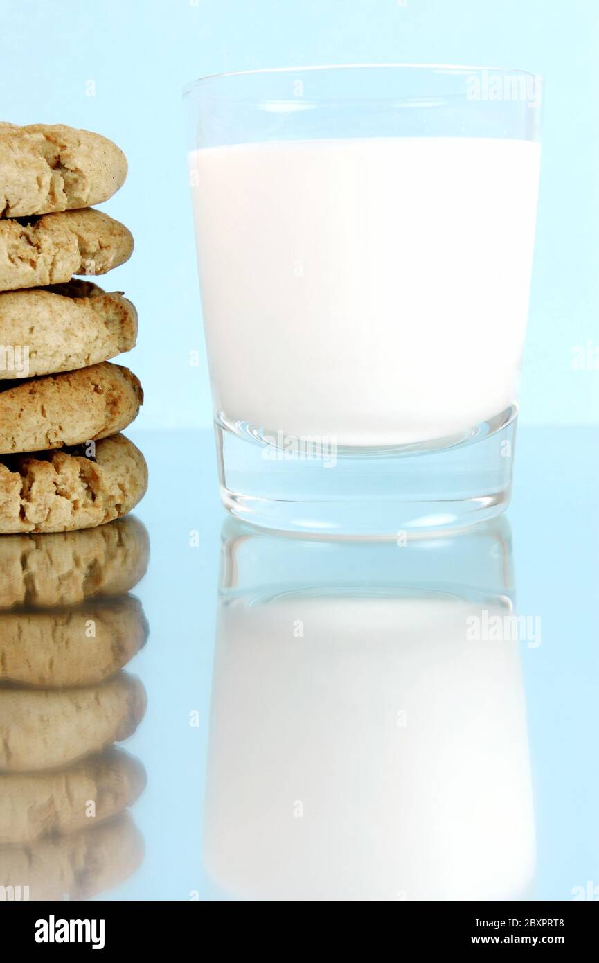 milk and cookies Stock Photo - Alamy