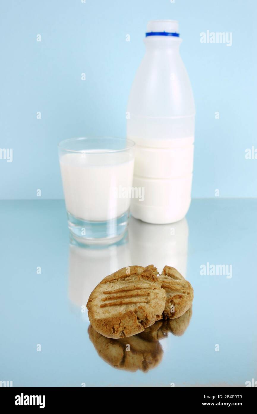 milk and cookies Stock Photo - Alamy