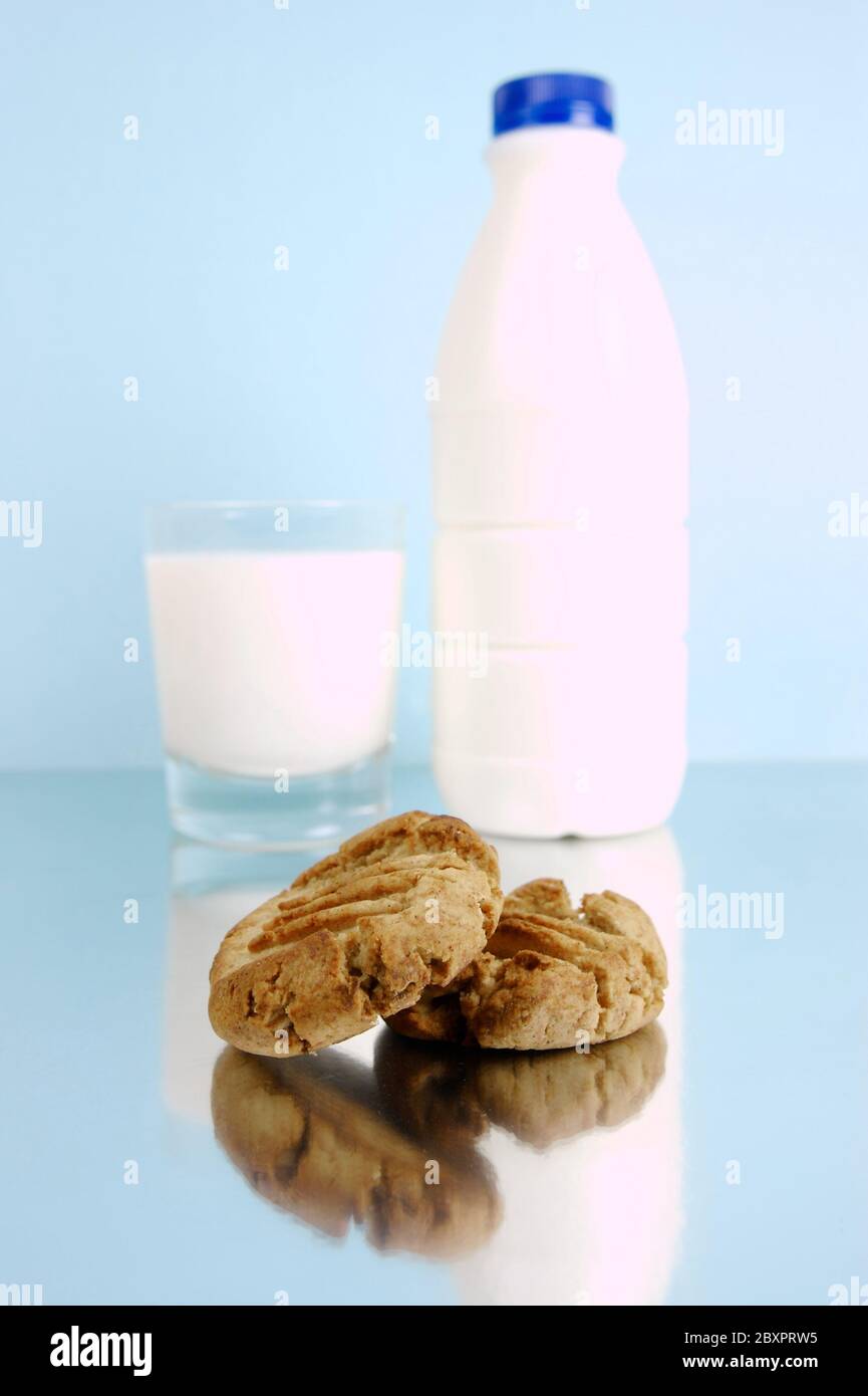 milk and cookies Stock Photo - Alamy