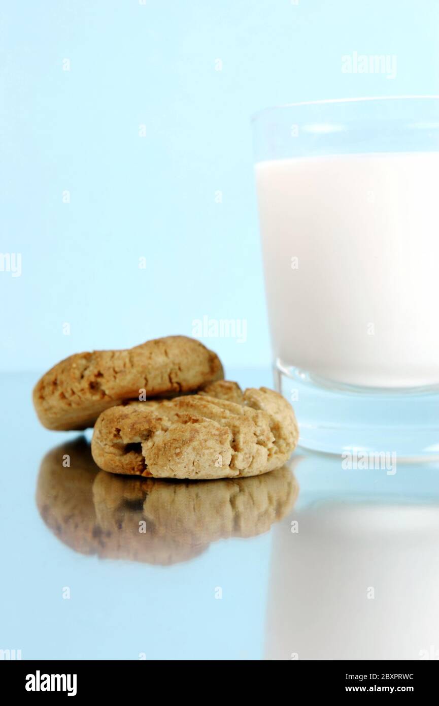 milk and cookies Stock Photo - Alamy