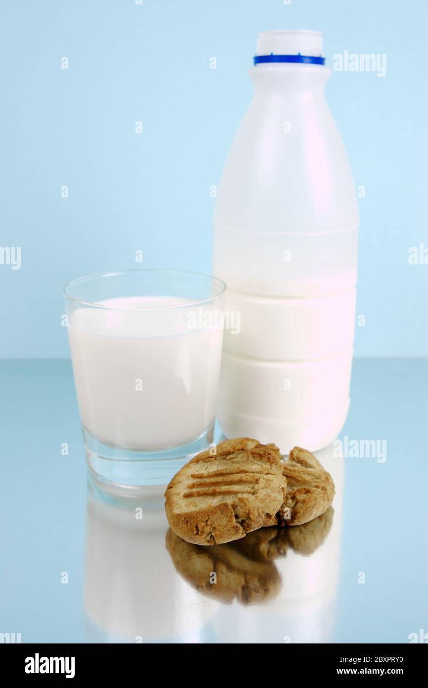 milk and cookies Stock Photo - Alamy