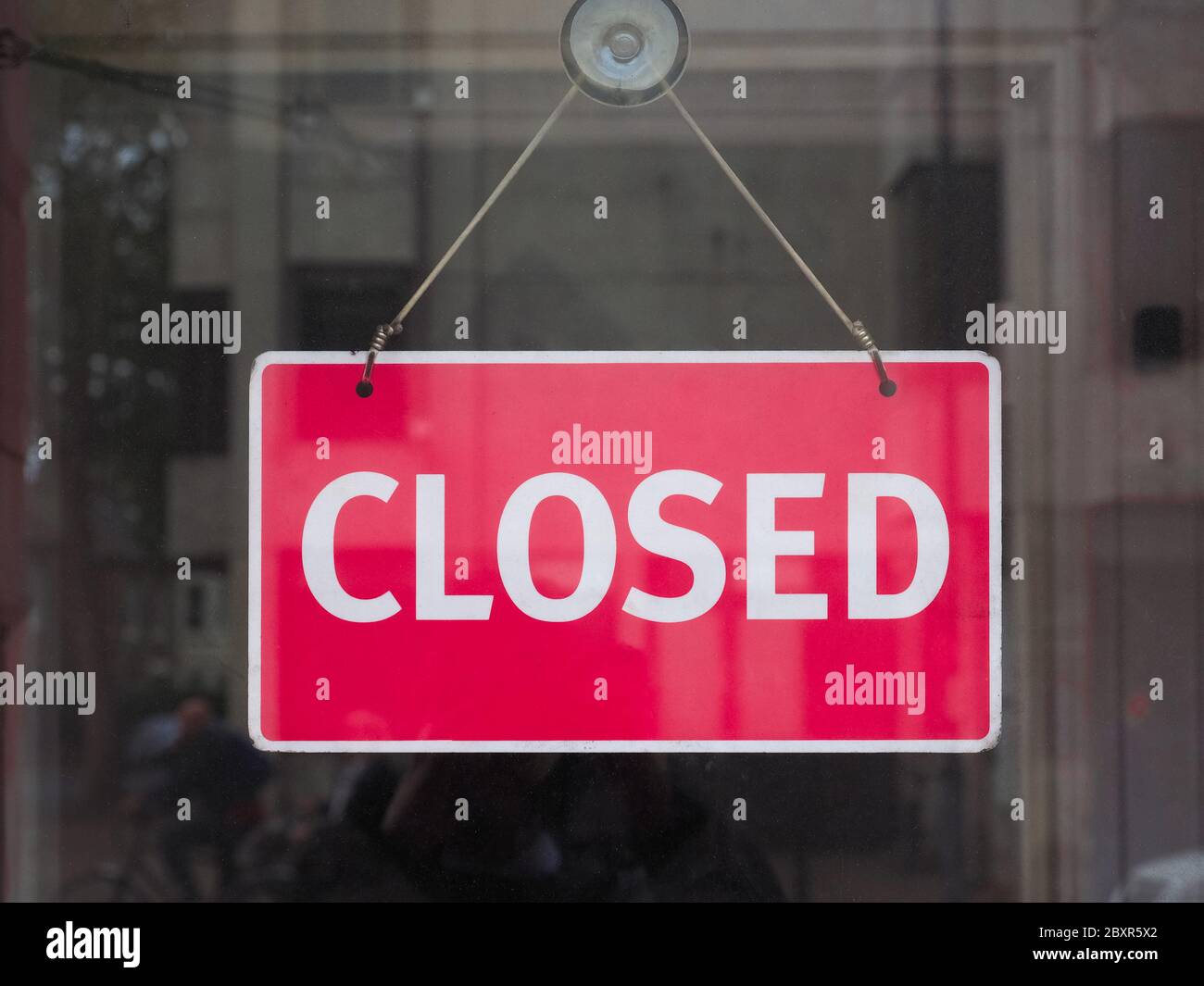 red closed sign in a shop window Stock Photo - Alamy