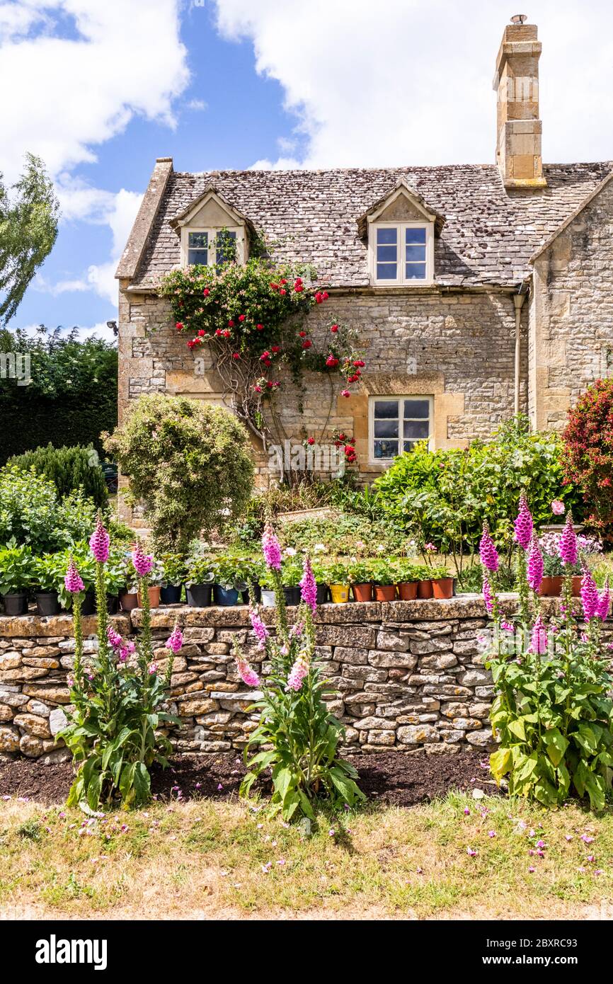 Small stone cottage hi-res stock photography and images - Alamy