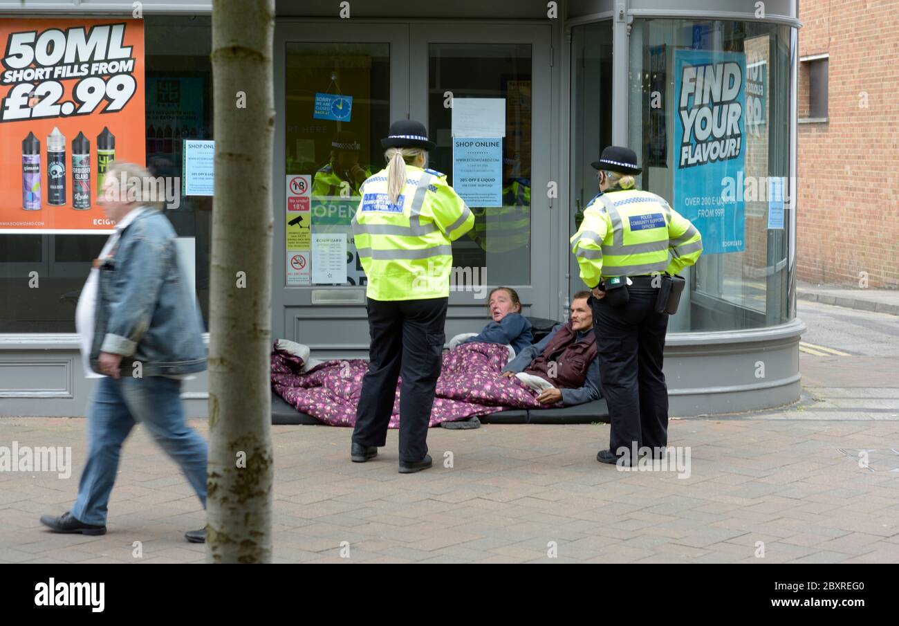 Couple sleeping in shop doorway, questioned by police Stock Photo - Alamy