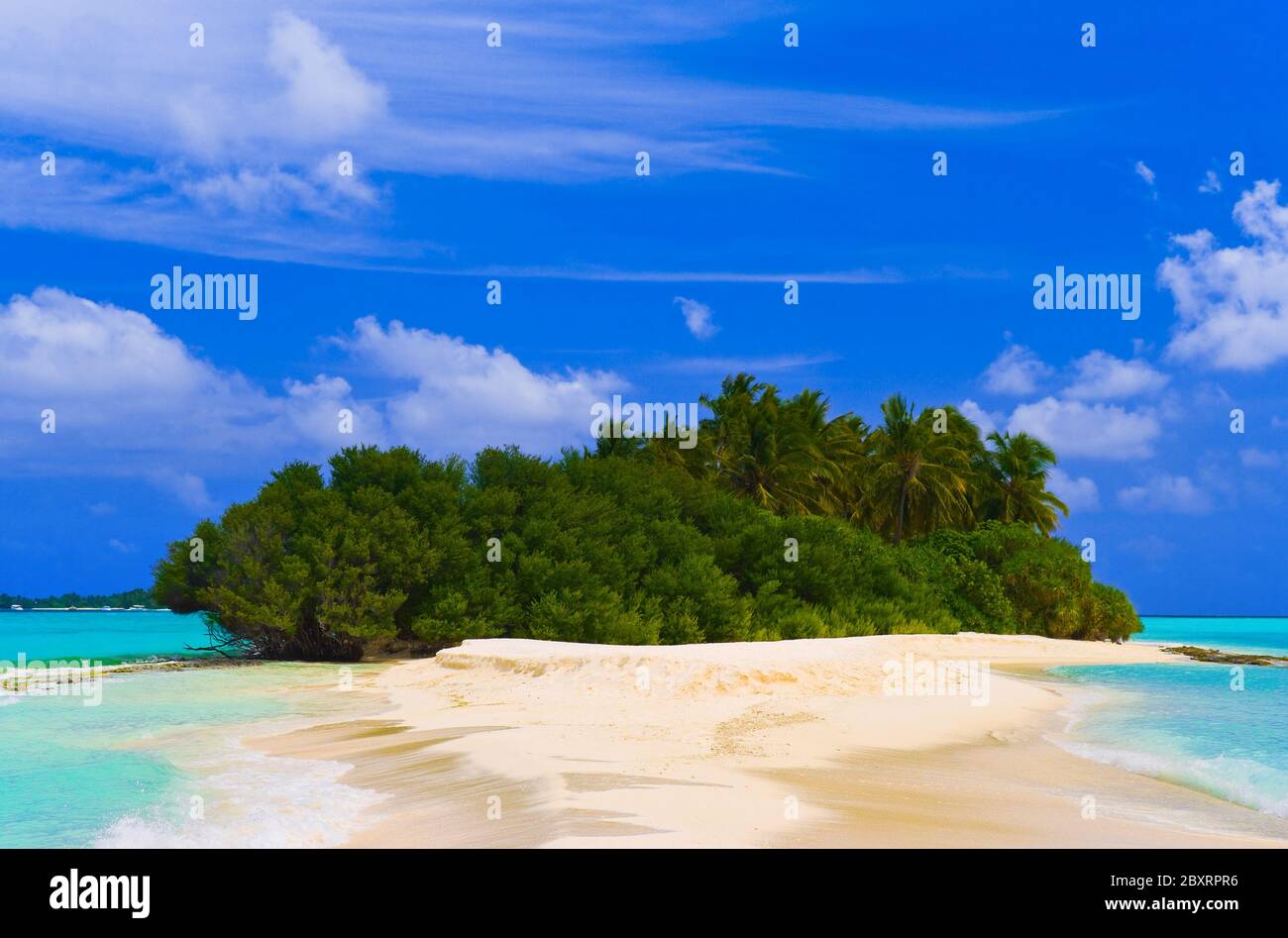 Tropical island and sand bank Stock Photo - Alamy