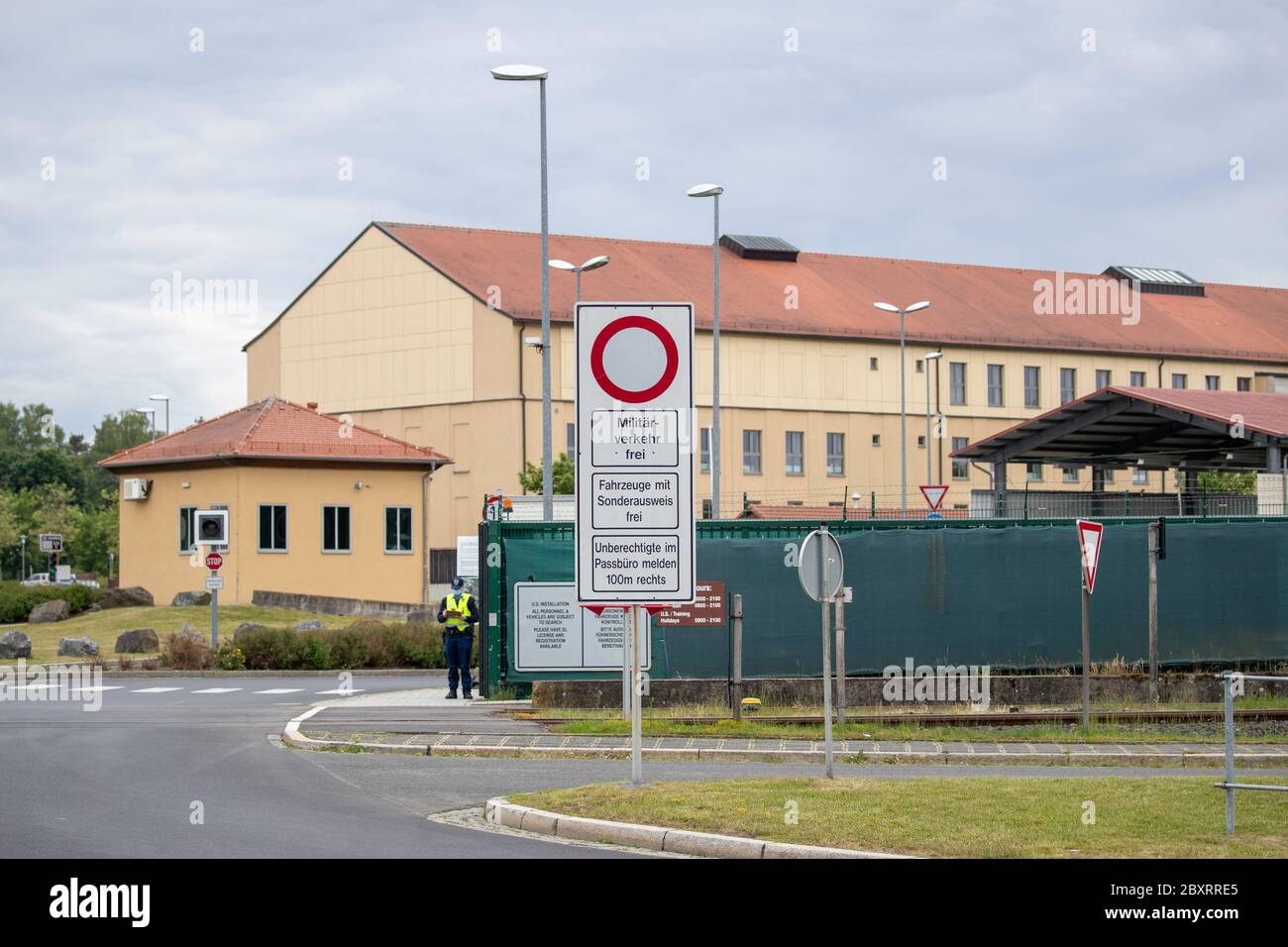 08 June 2020, Bavaria, Grafenwöhr: "Free military traffic" is written ...