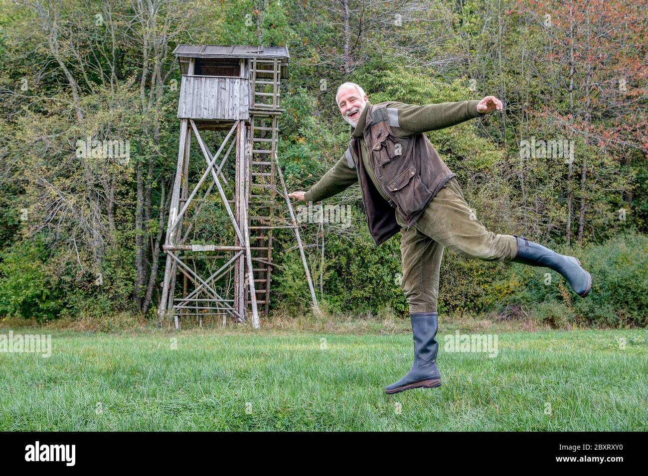 Hurray, the hunting season begins. A senior hunter makes a leap of joy ...
