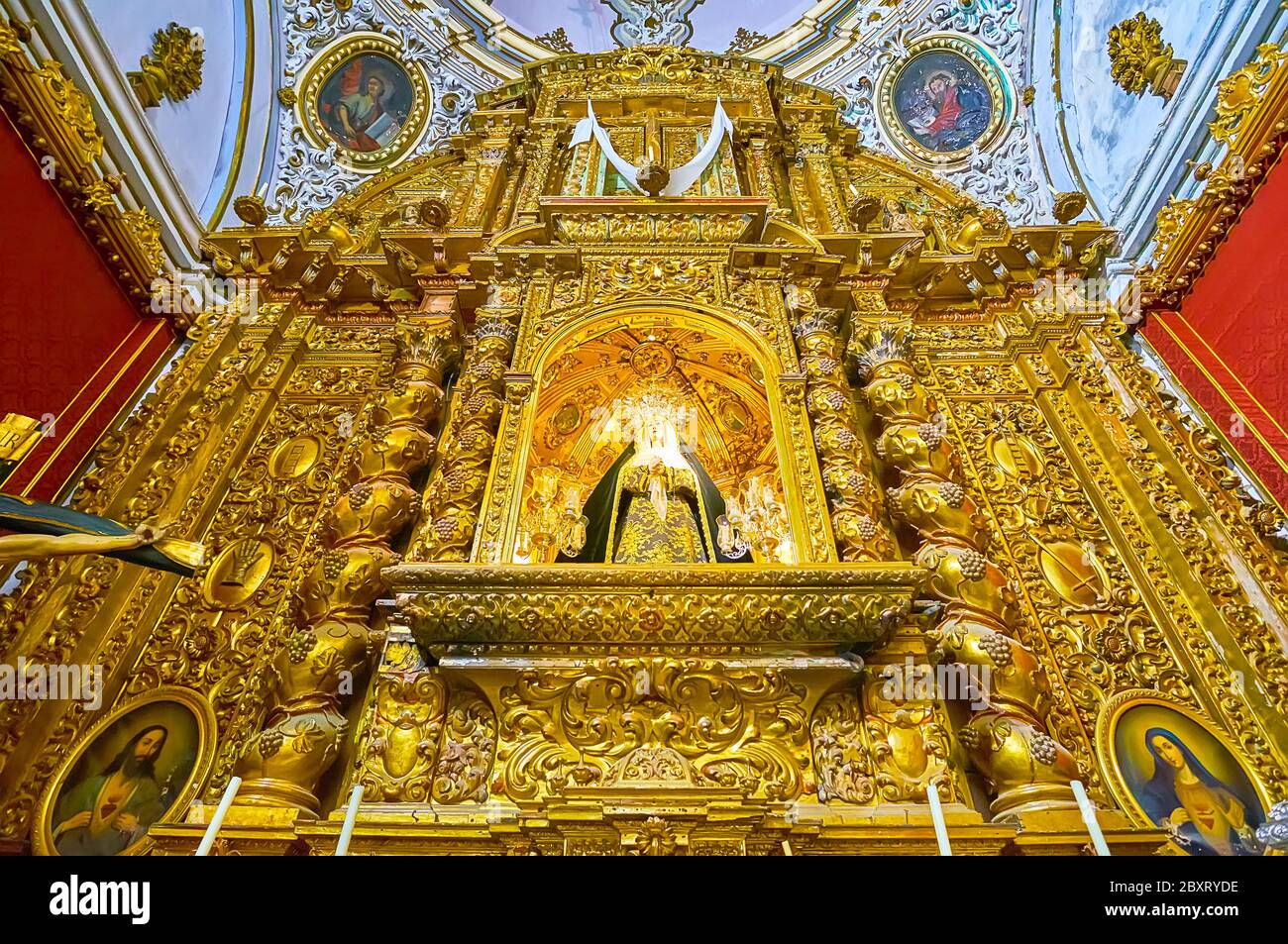 Solomonic columns hi-res stock photography and images - Alamy