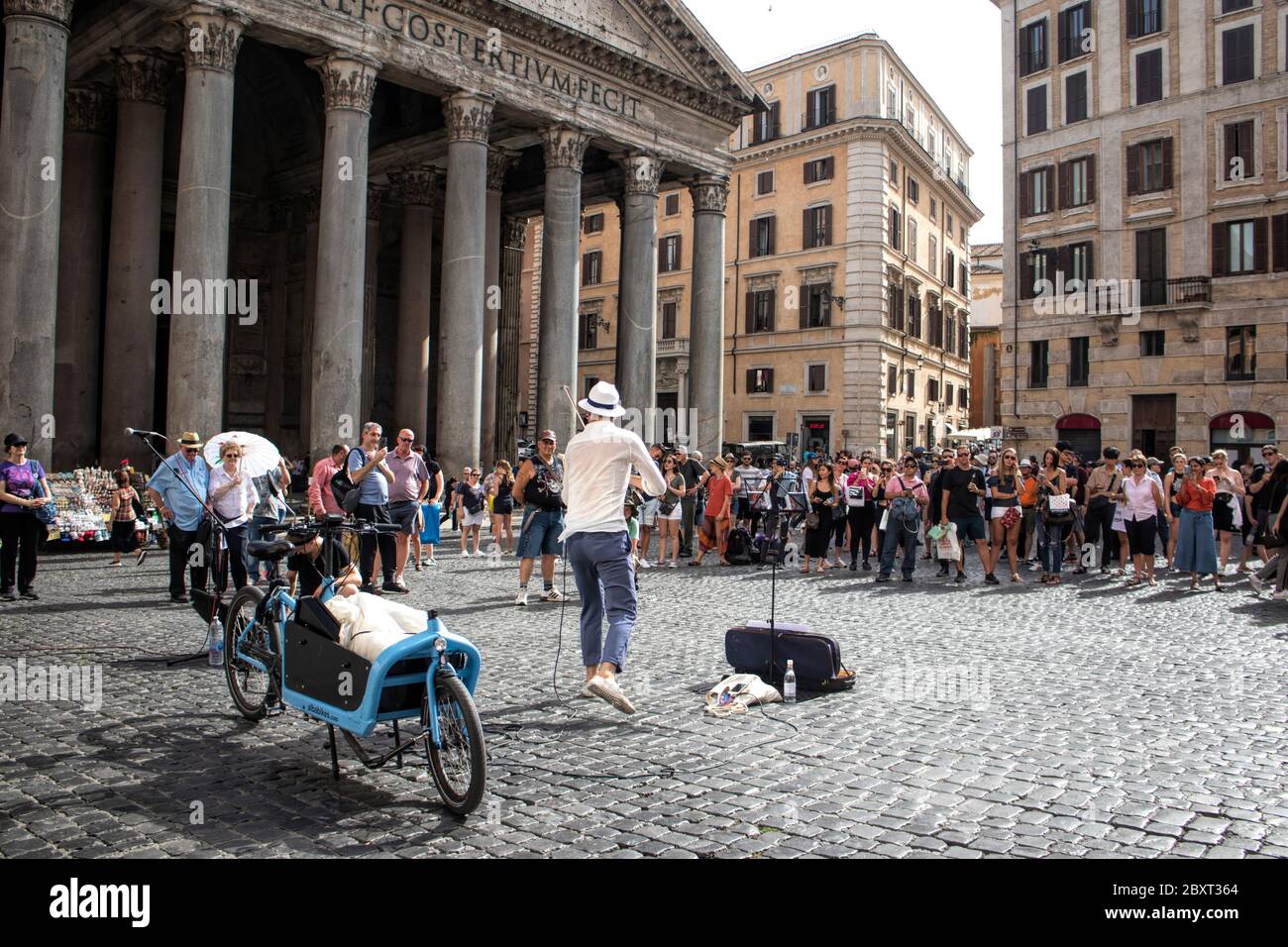 A street musician performing hi-res stock photography and images - Alamy