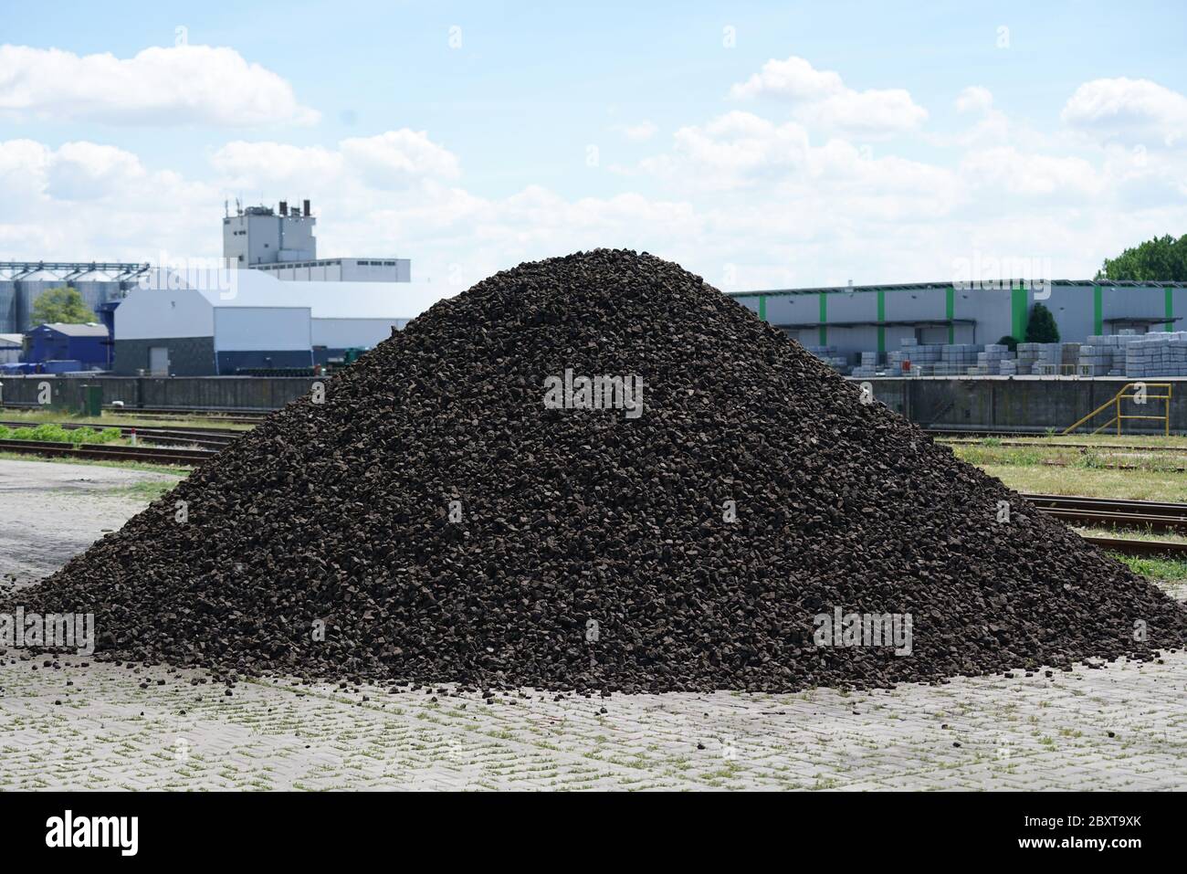 Basalt, diabase or granite are well suited for railway construction ...