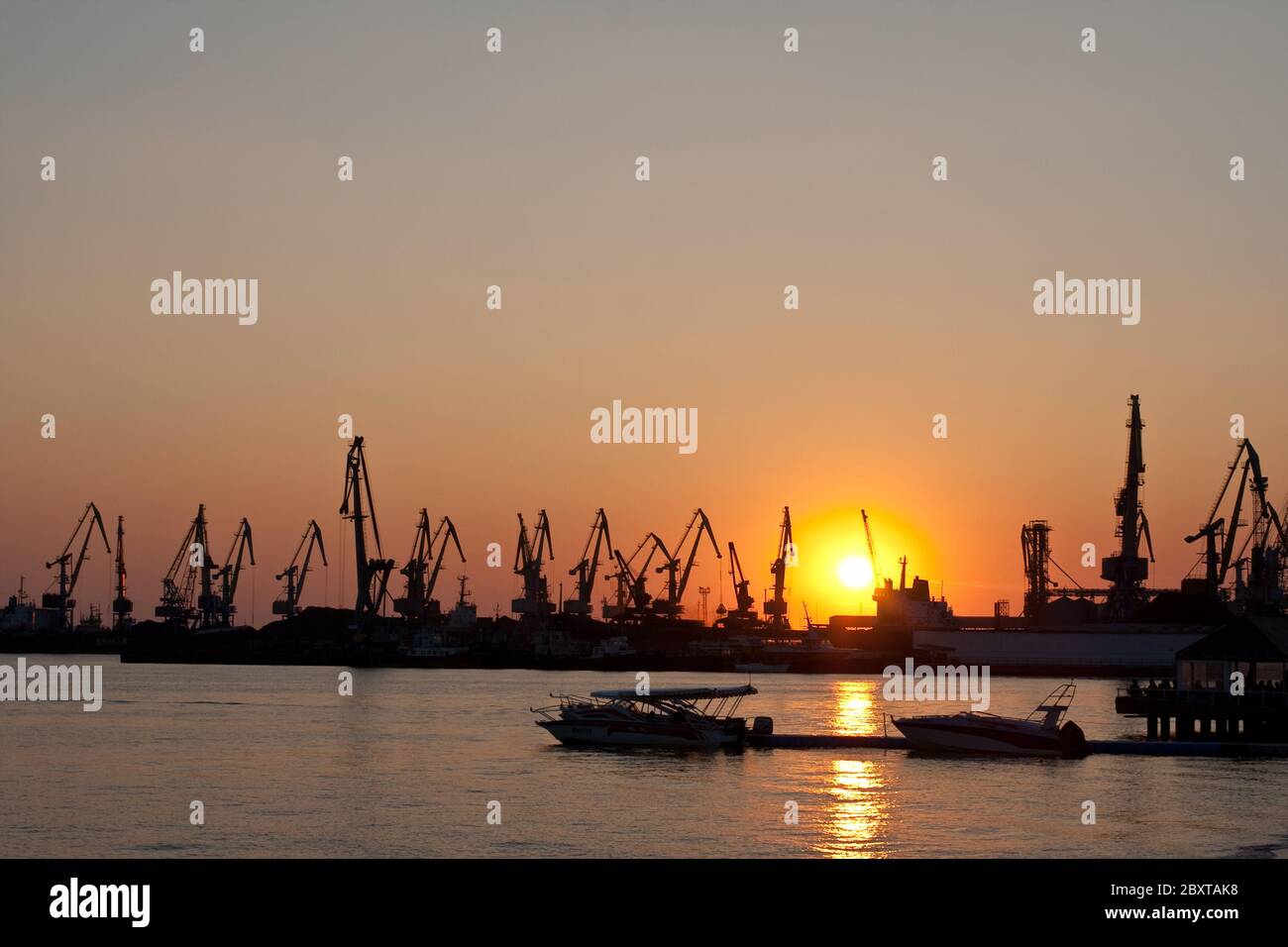 Busy seaport hi-res stock photography and images - Alamy