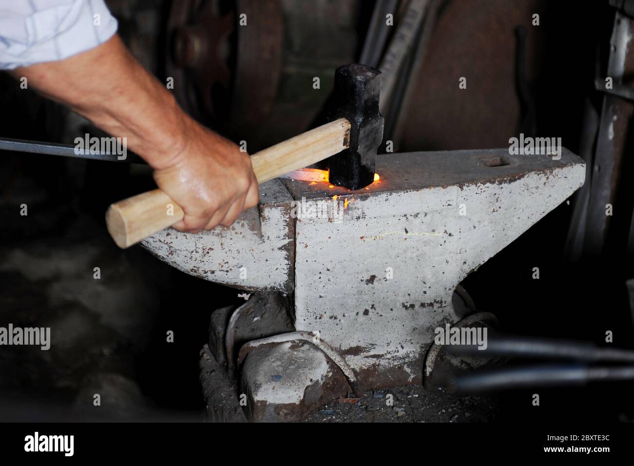 Making a decorative pattern on the anvil Stock Photo - Alamy