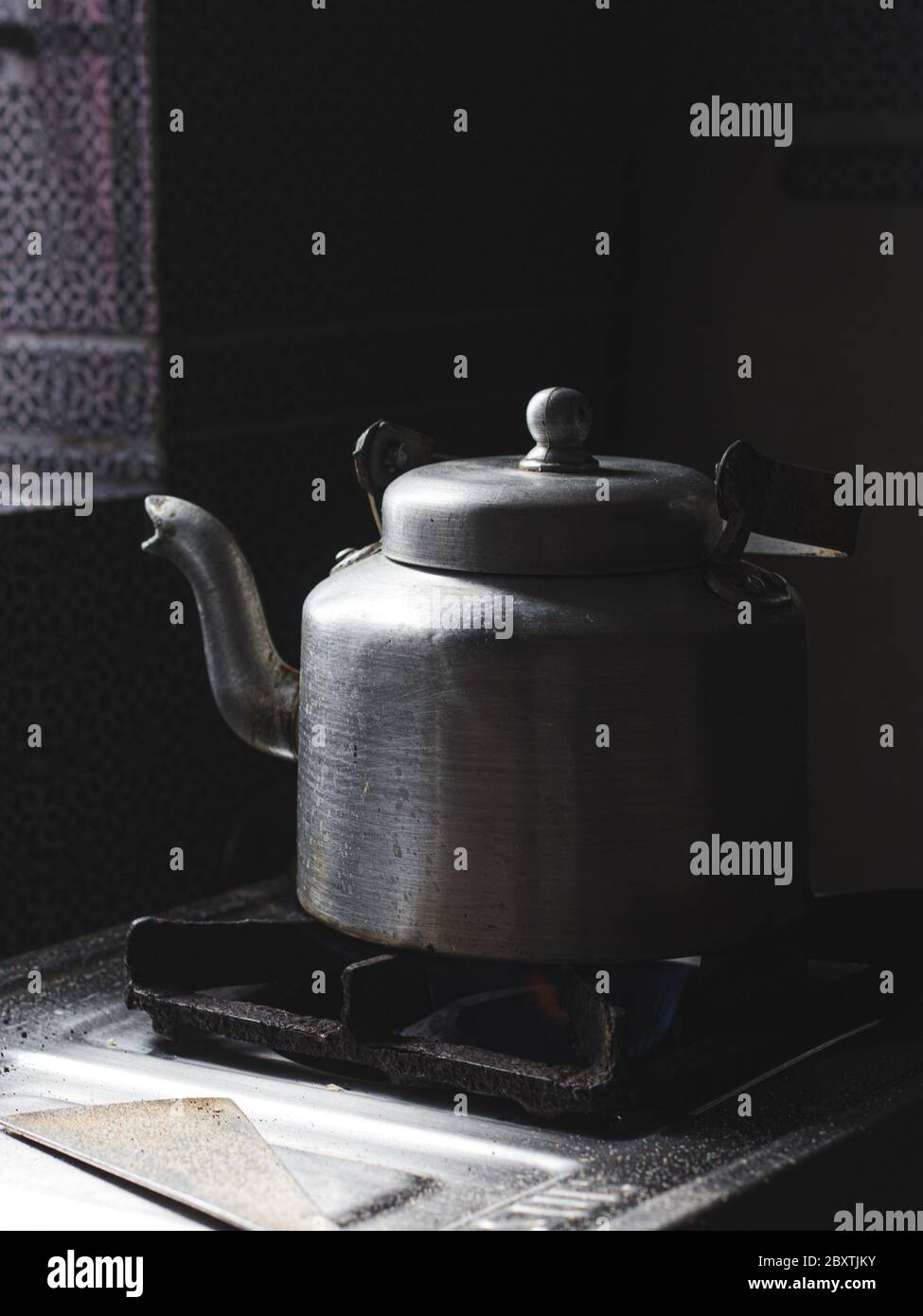 Vintage indian tea kettle for making chai Stock Photo - Alamy
