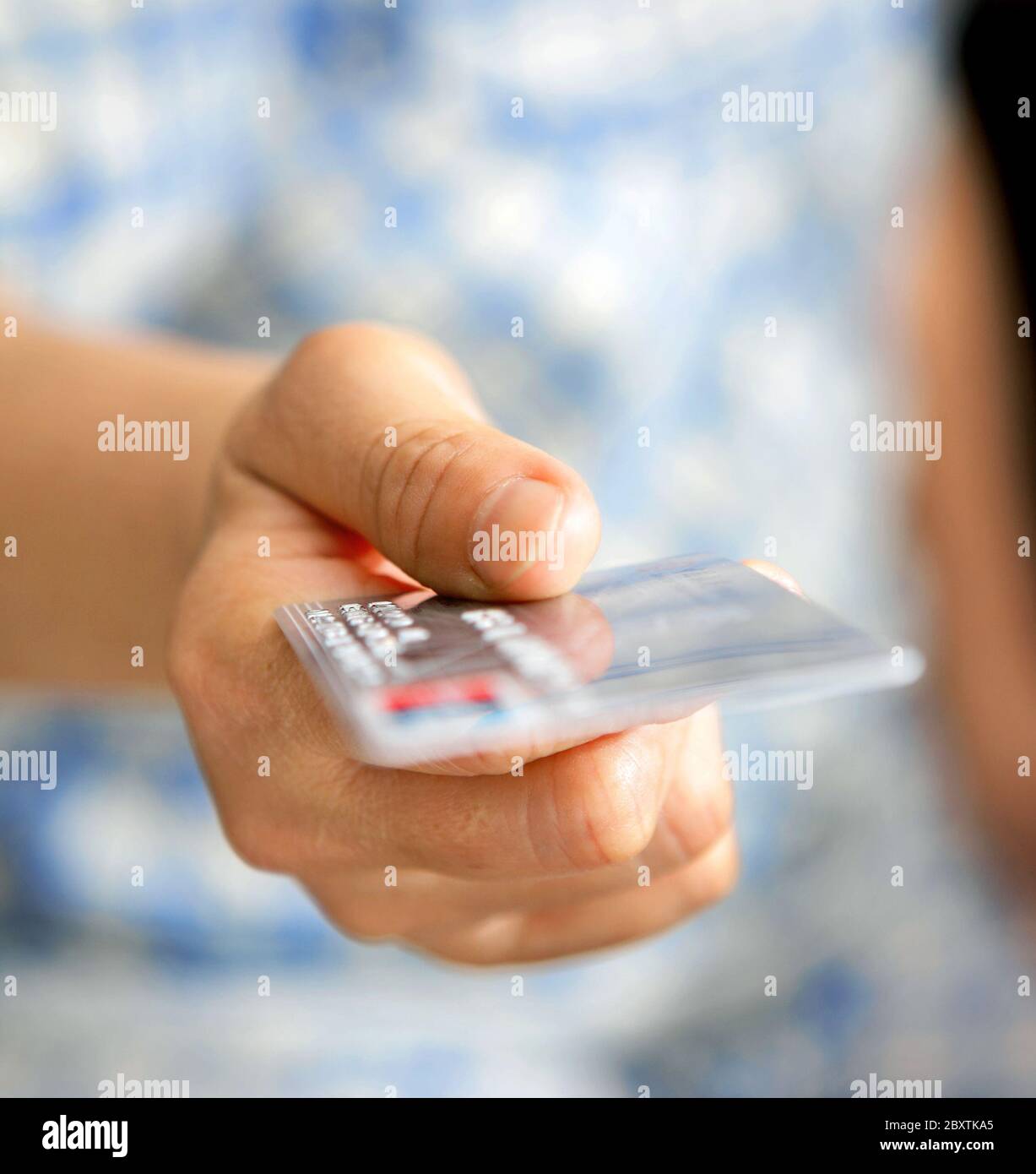 credit card in human hand in the shop Stock Photo - Alamy