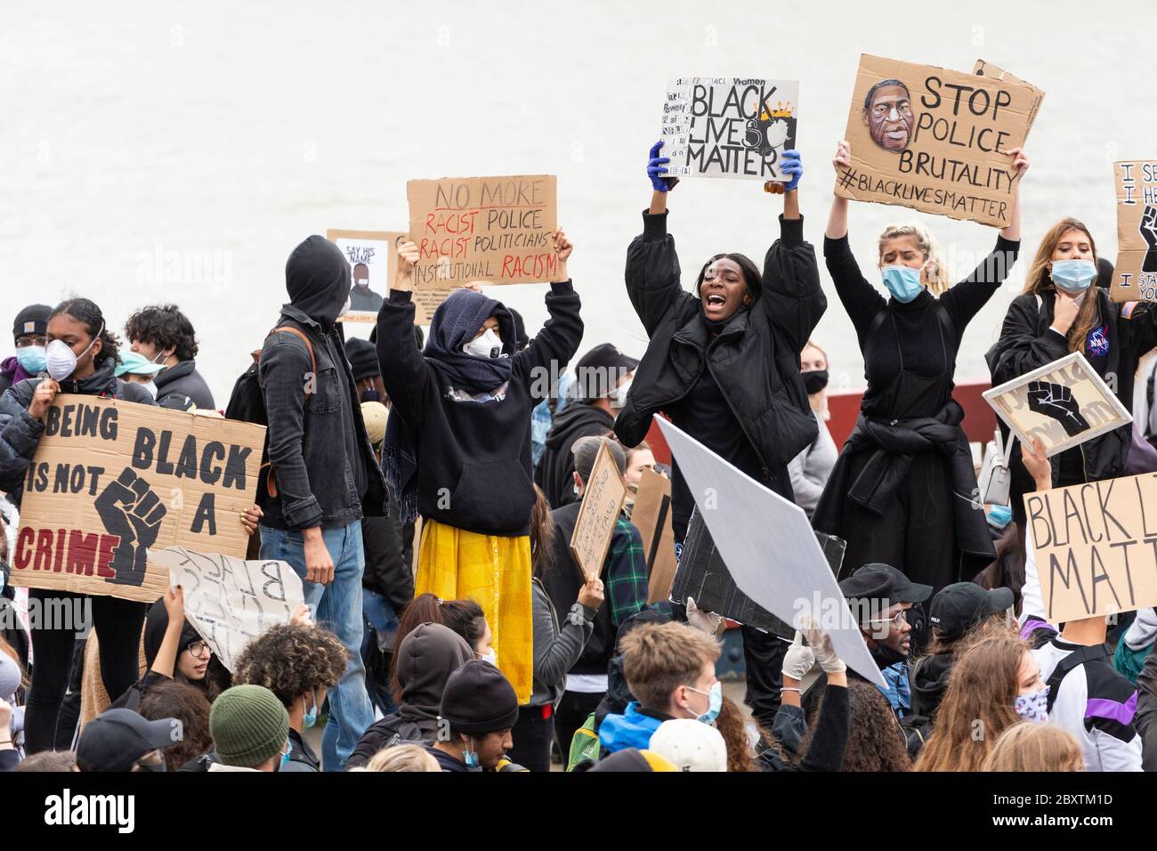 Protesters holding protest signs hi-res stock photography and images ...