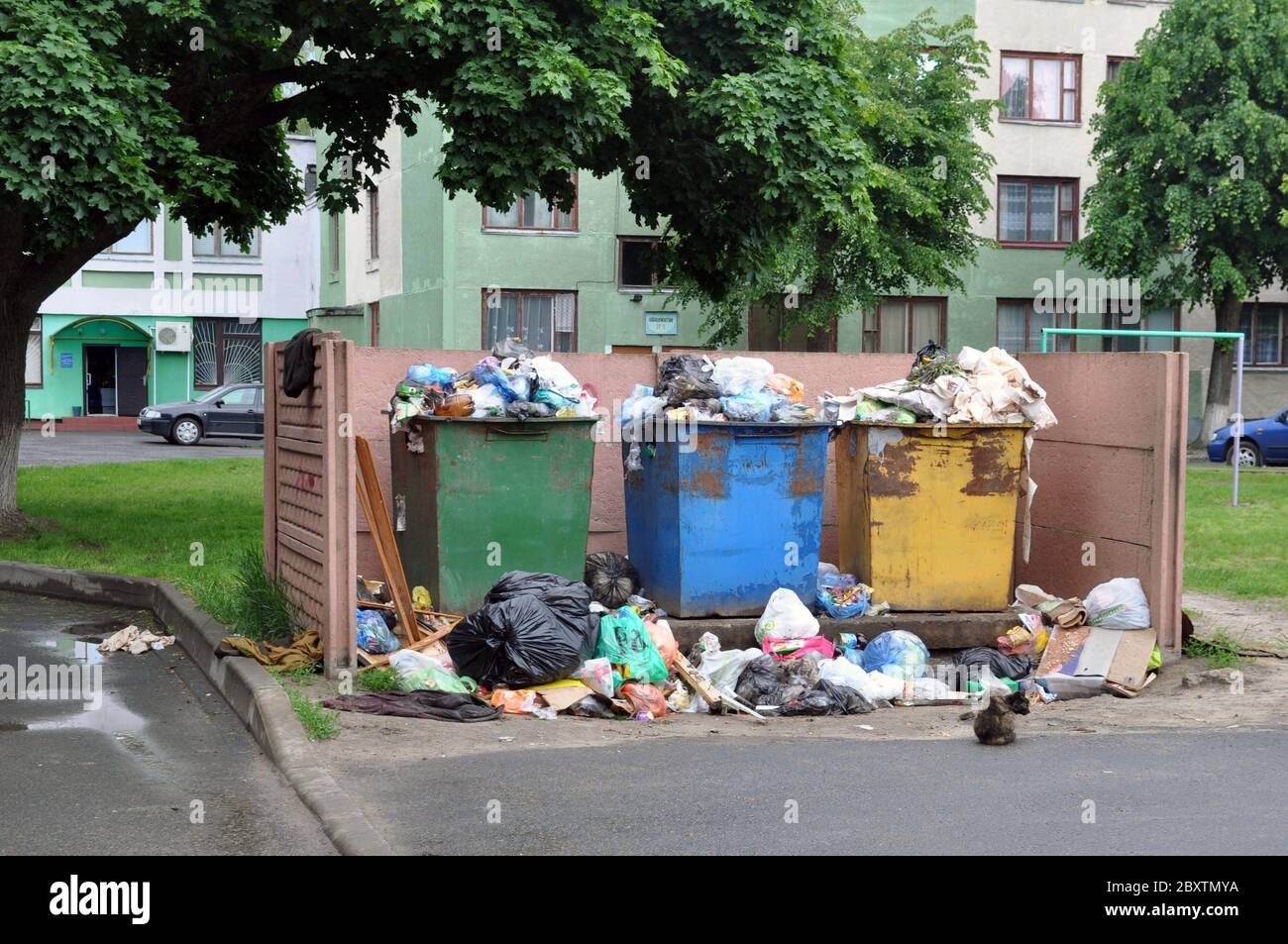 A container for collecting secondary material resources is overflowed ...