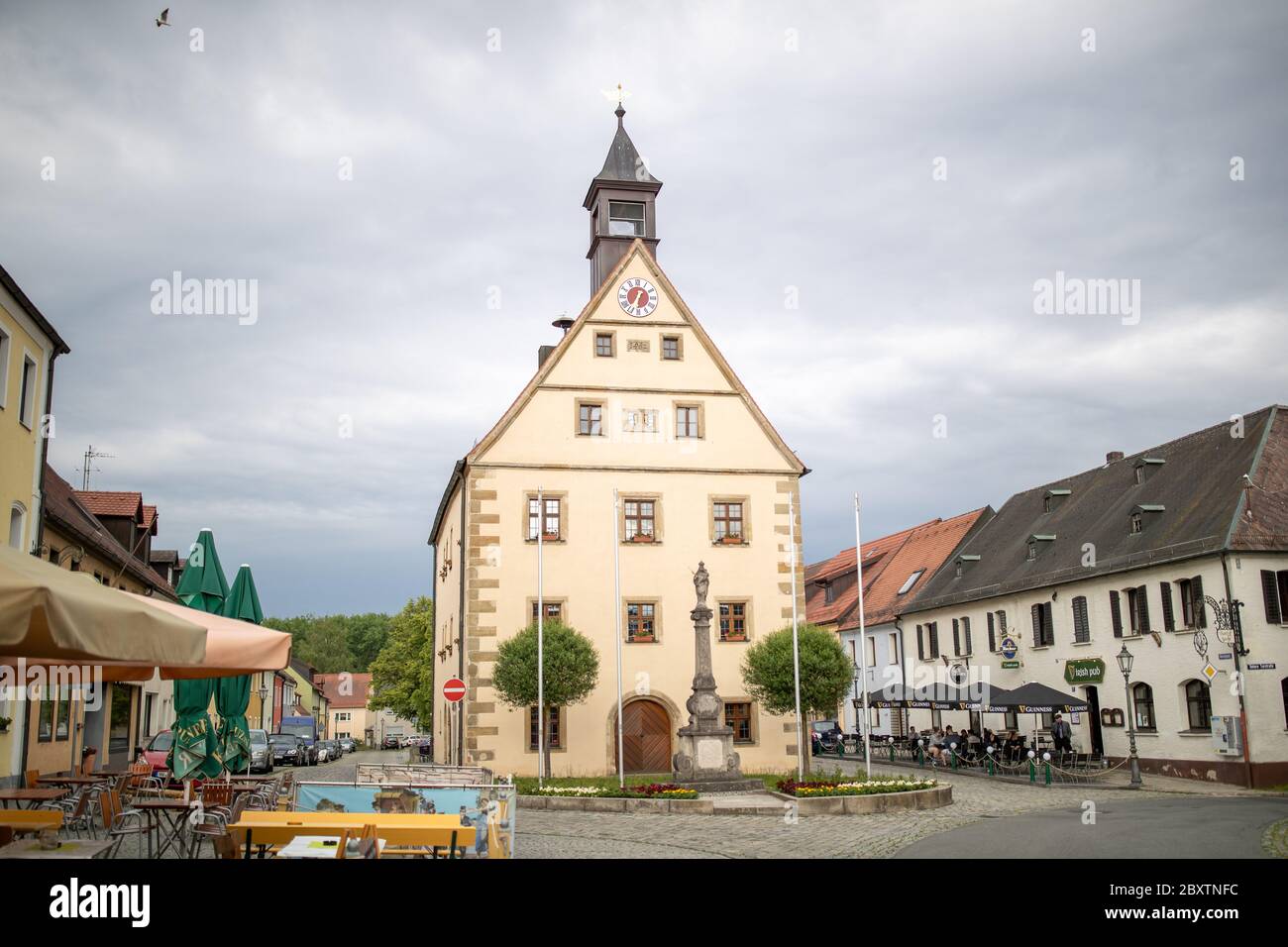 08 June 2020, Bavaria, Grafenwöhr: The town hall at the market place in ...