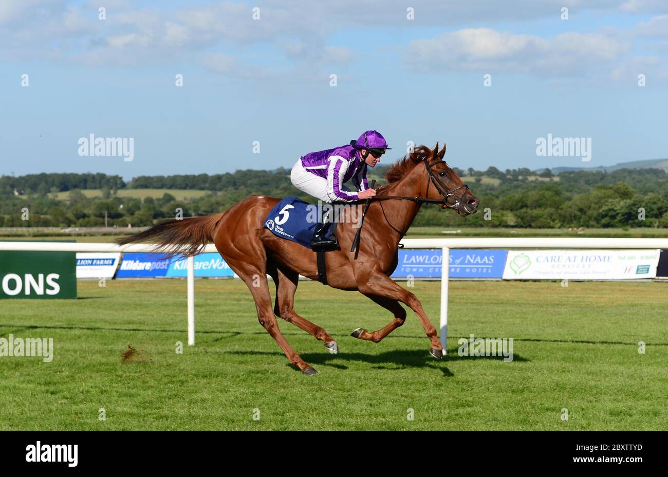 Elfin Queen ridden by Seamie Heffernan wins the Irish Stallion Farms ...