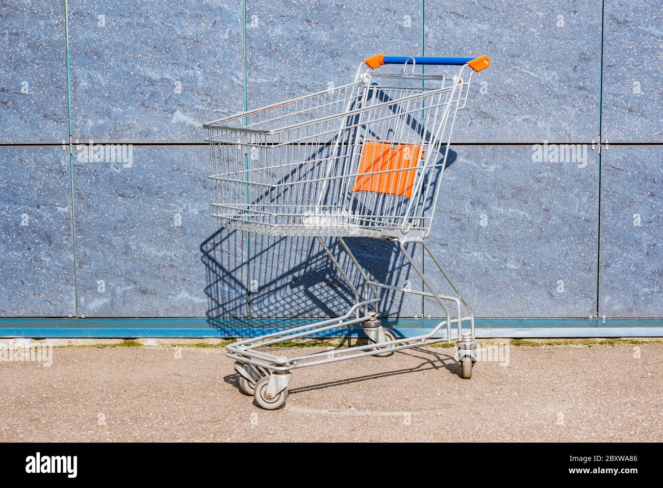 Shopping cart on the street by the supermarket Stock Photo - Alamy