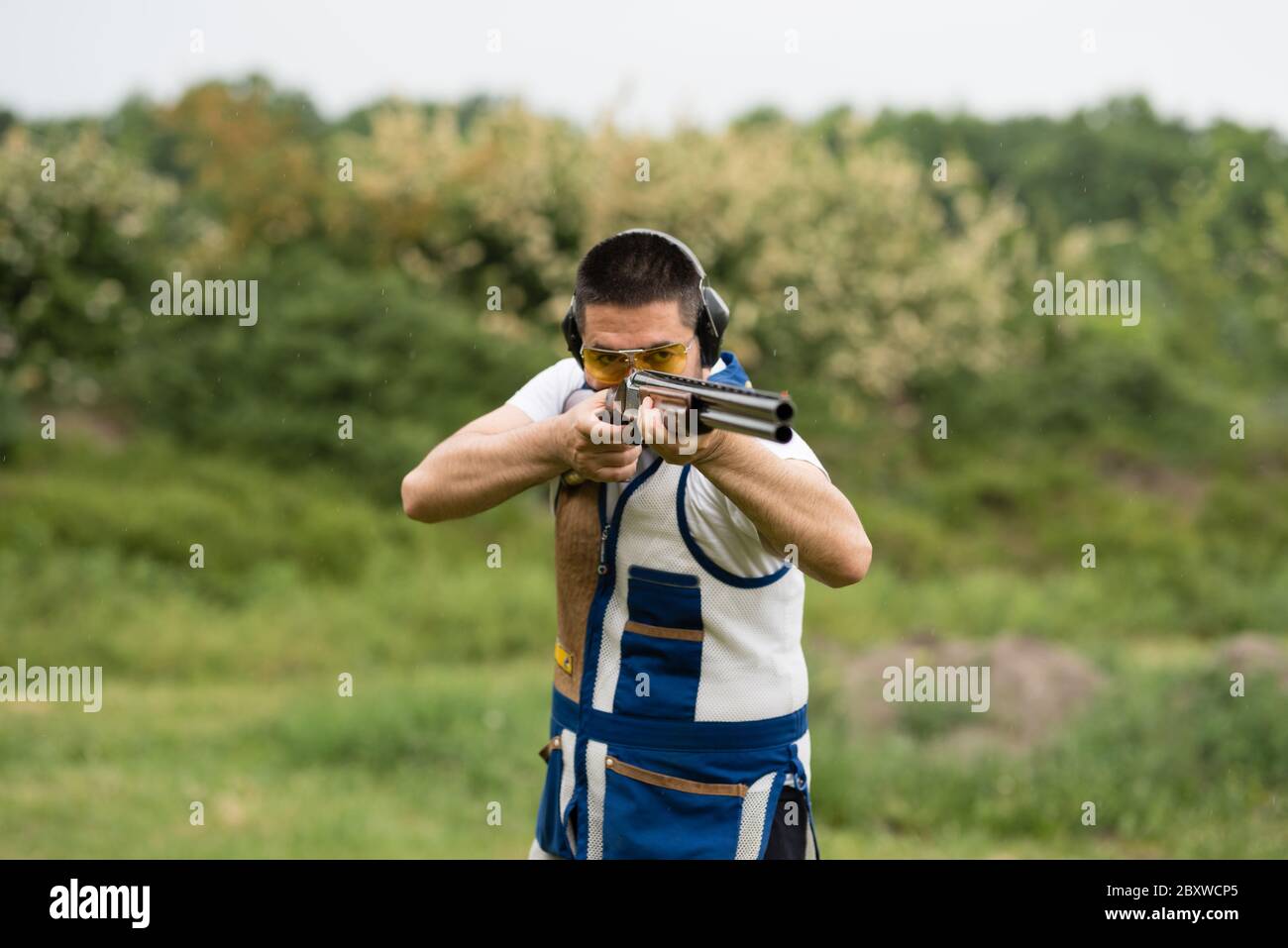 Man shooting skeet with a shotgun Stock Photo - Alamy