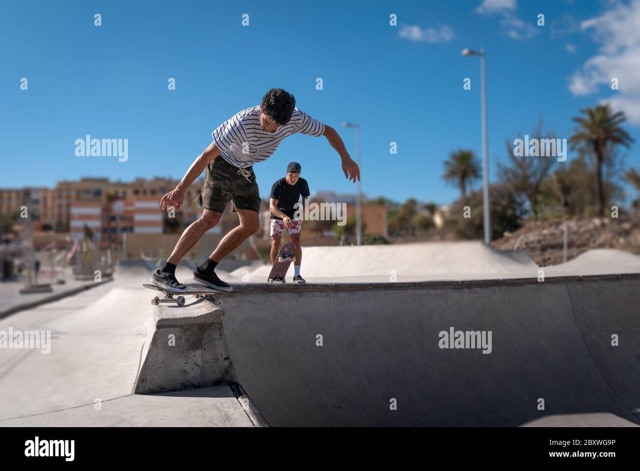 Pool skateboarding hi-res stock photography and images - Alamy