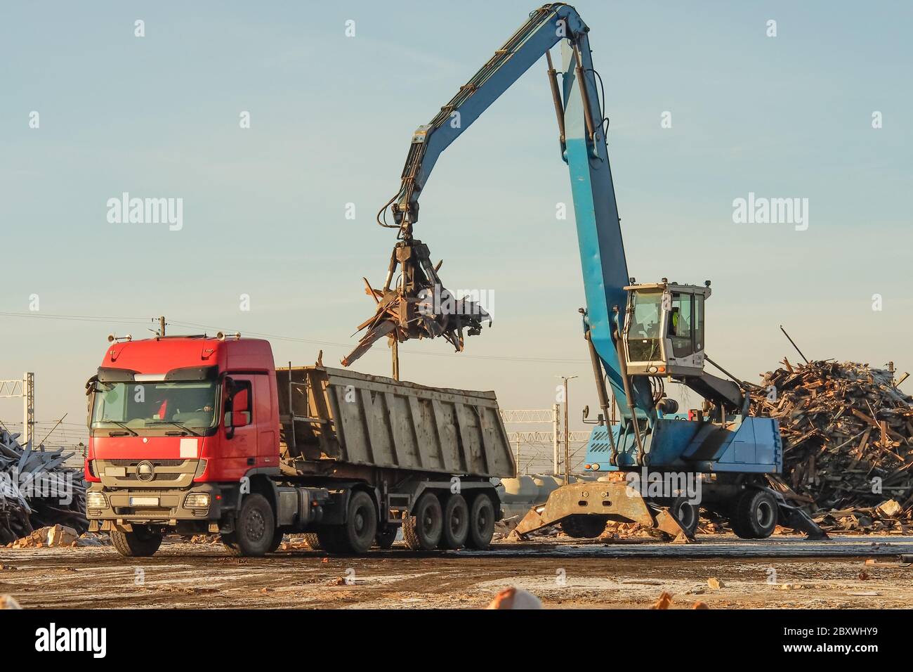loading scrap metal and debris onto a truck Stock Photo - Alamy