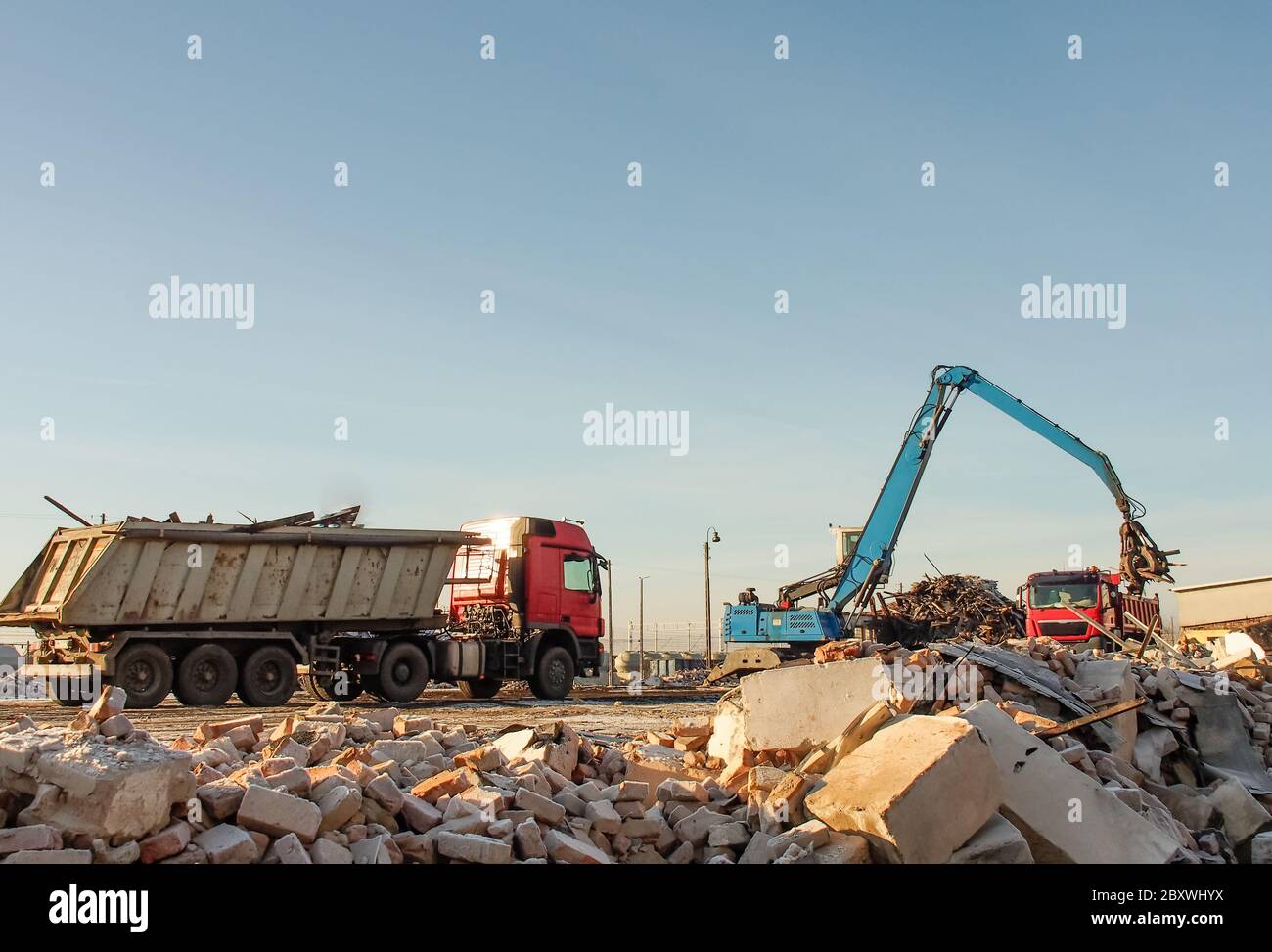 Loading excavator onto truck hi-res stock photography and images - Alamy
