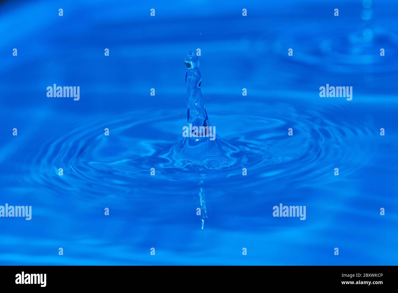 A drop of water falling freely Stock Photo - Alamy
