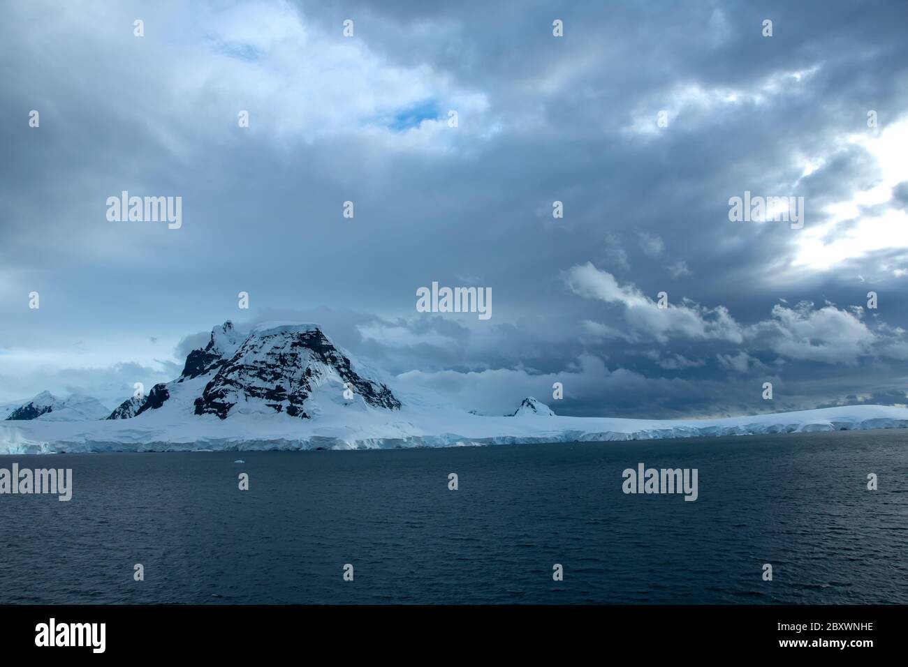 An inhospitable landscape on Antarctica Stock Photo - Alamy
