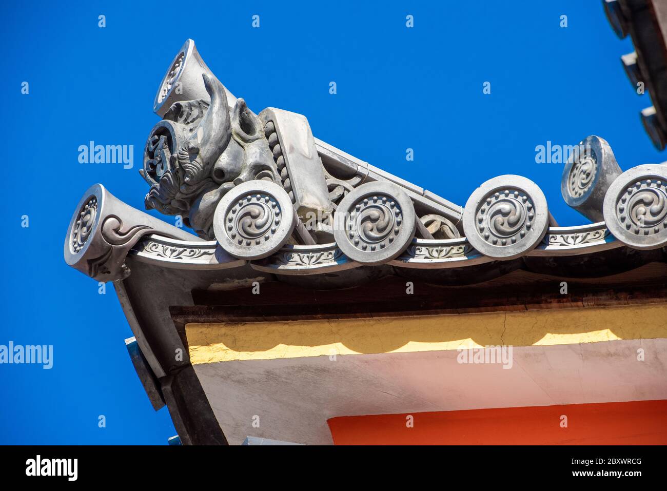 Japanese shrine roof detail hi-res stock photography and images - Alamy
