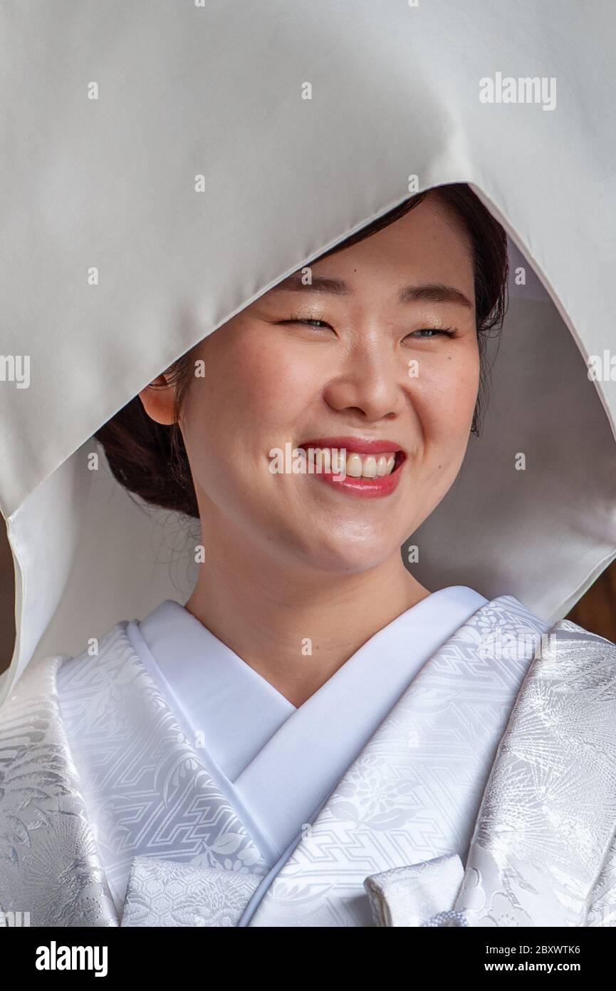 Japanese bride wearing traditional kimono and Tsunokakushi head cover ...