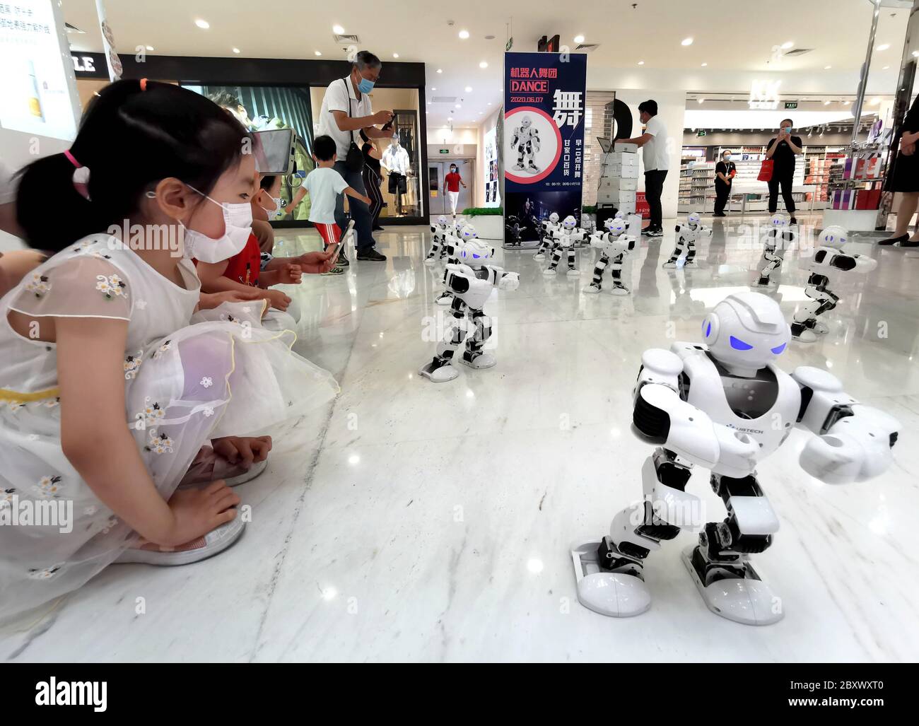 Robot dance hi-res stock photography and images - Alamy