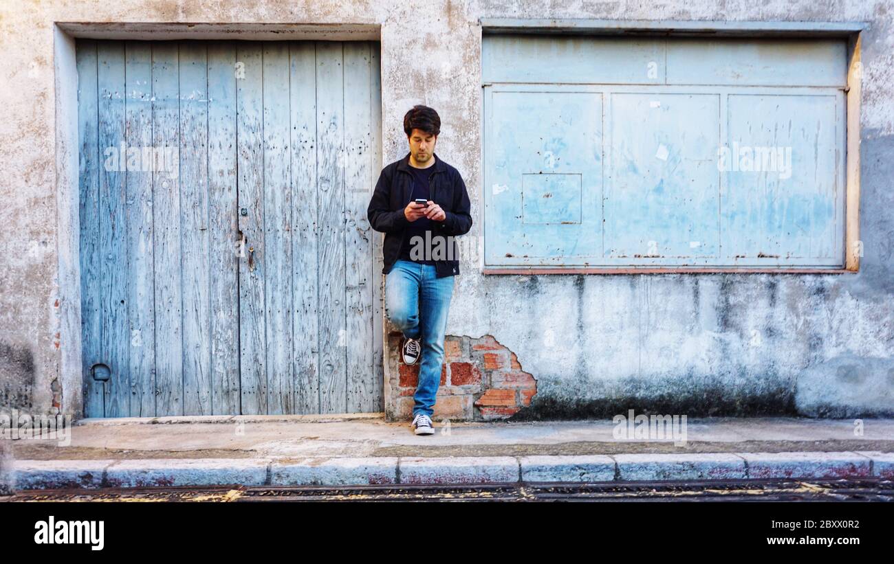 Man leaning against wall hi-res stock photography and images - Alamy