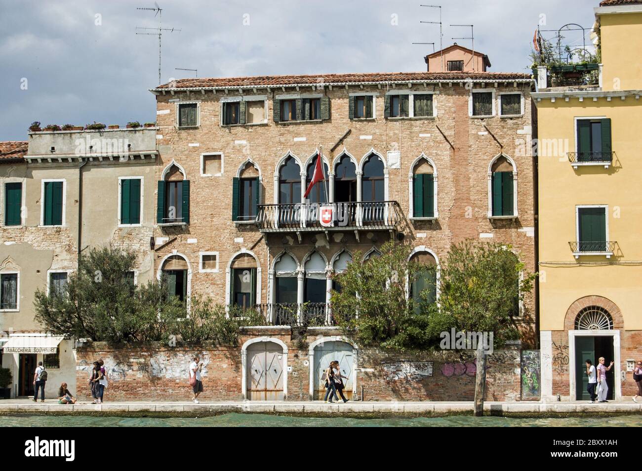 Facade of swiss embassy hi-res stock photography and images - Alamy