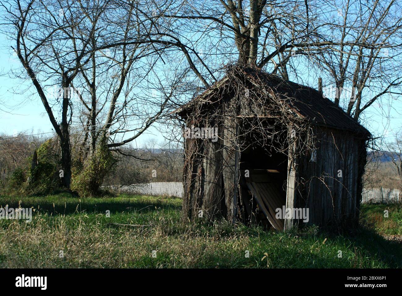 Old wooden farm shed hi-res stock photography and images - Alamy
