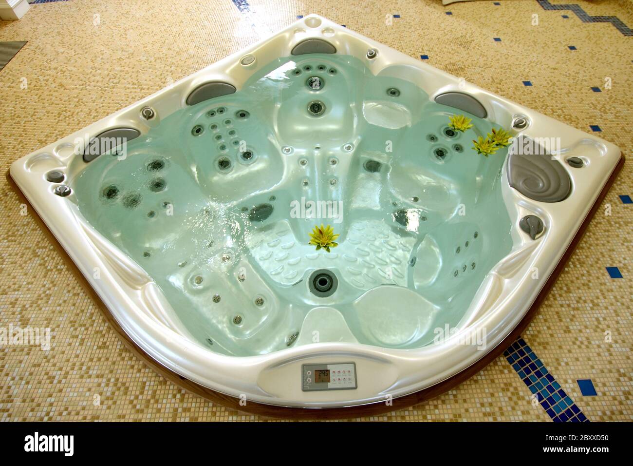 Jacuzzi inside hotel room hi-res stock photography and images - Alamy