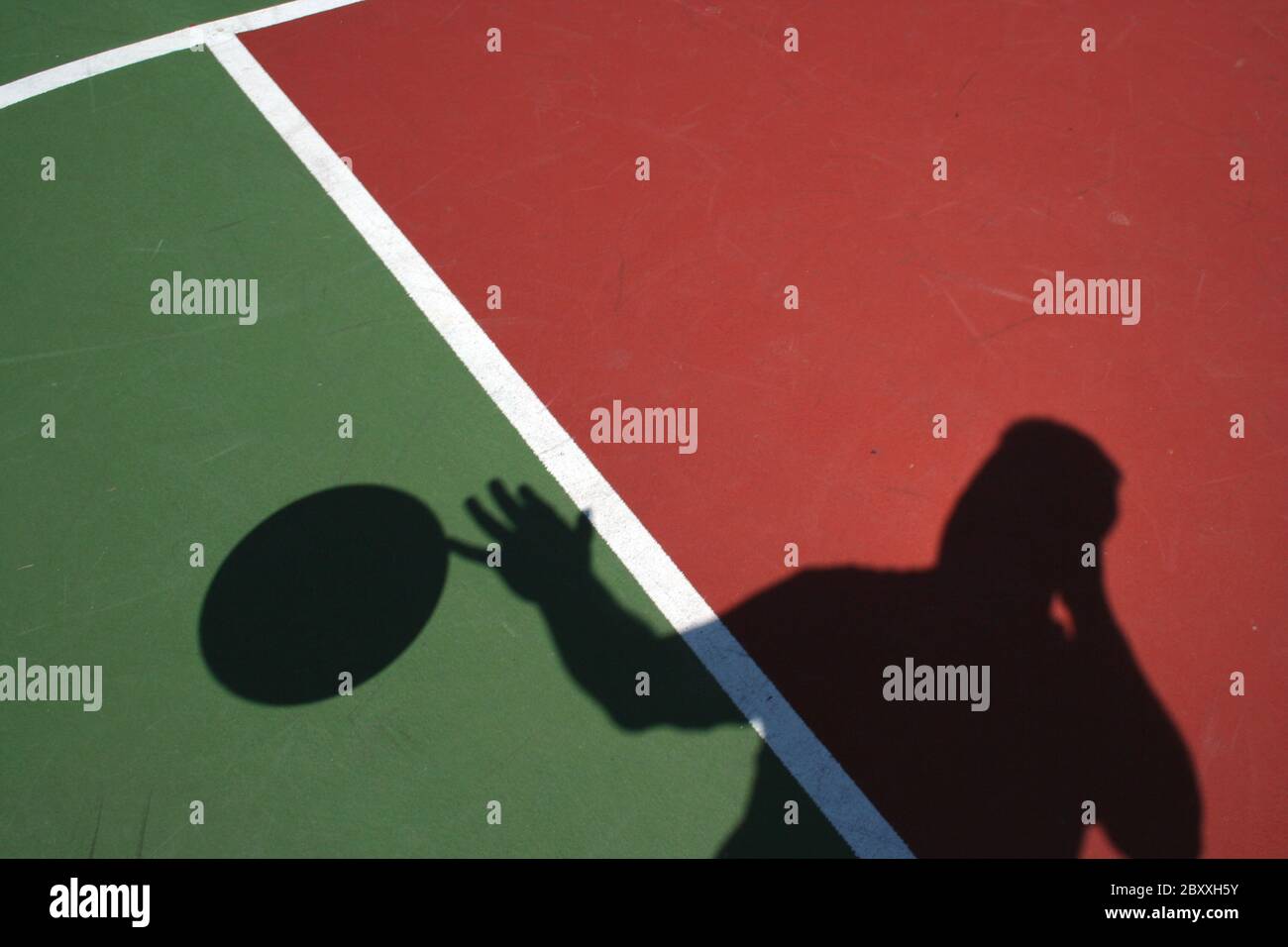 Basketball player shooting a basket hi-res stock photography and images ...