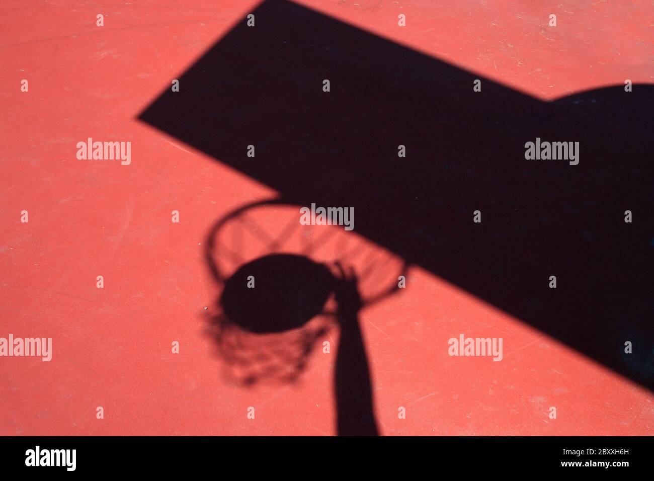 Basketball player shooting a basket hi-res stock photography and images ...