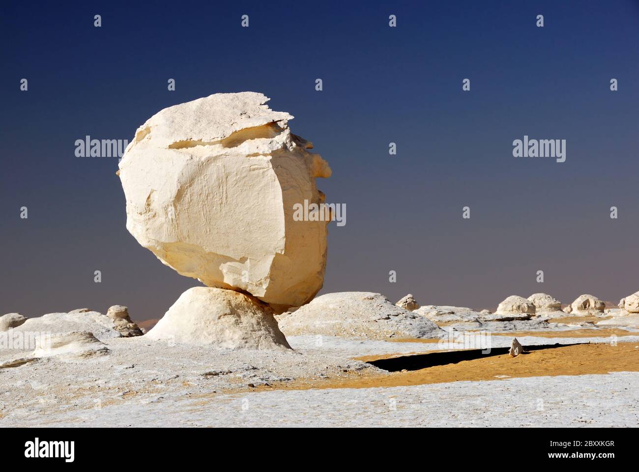 The limestone formation in White desert, Sahara, Egypt Stock Photo - Alamy