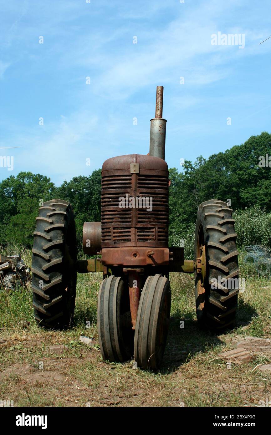 Rusty old farm tractor hi-res stock photography and images - Alamy