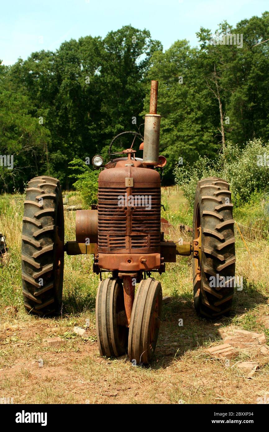 Rusty old farm tractor hi-res stock photography and images - Alamy