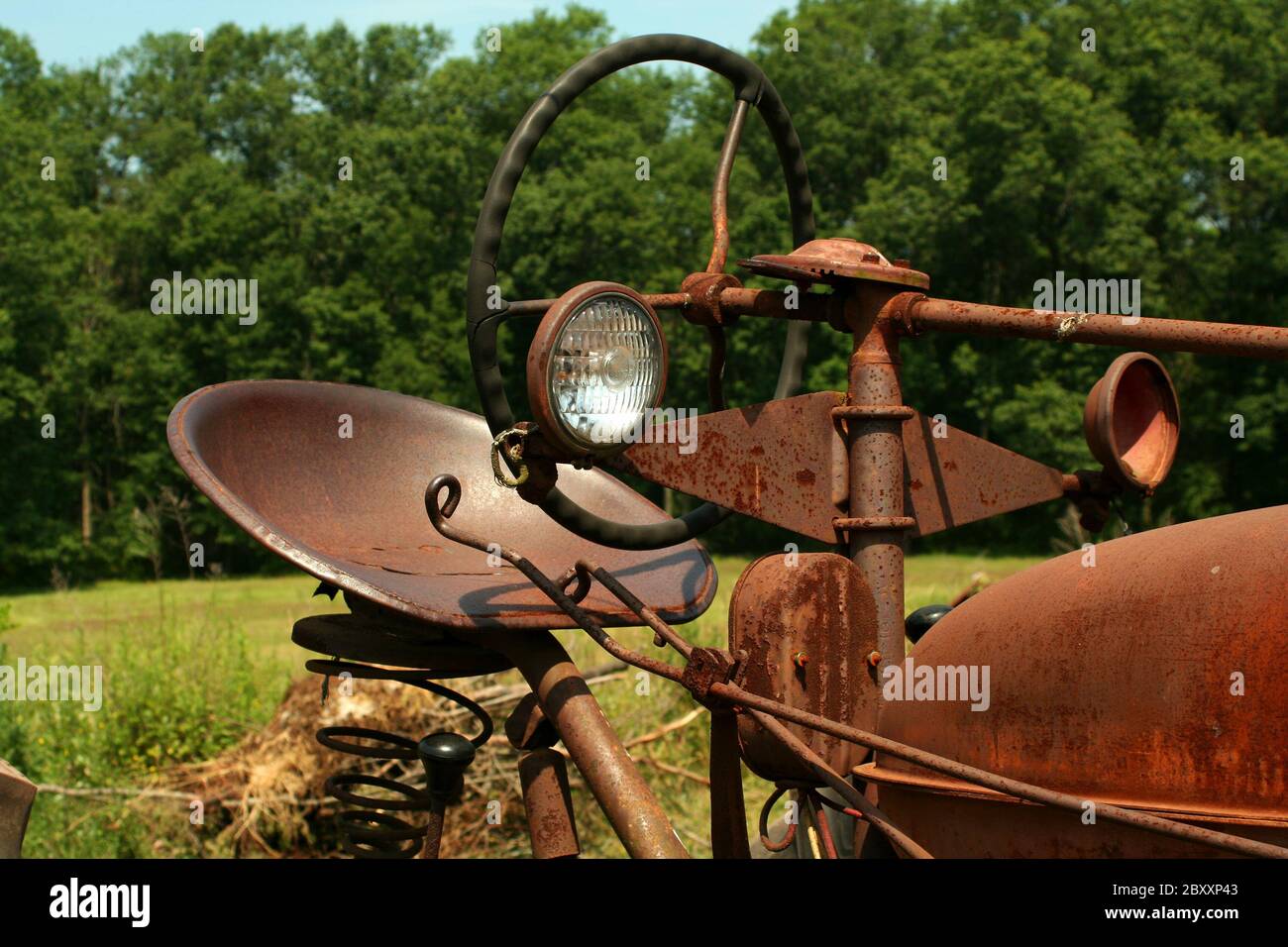 Old tractor rusty farm hi-res stock photography and images - Alamy
