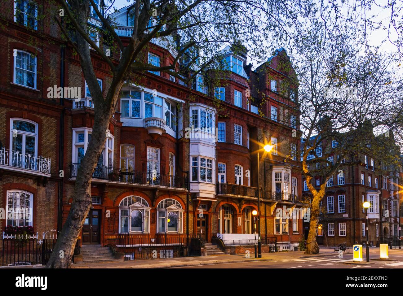 Chelsea cheyne walk hi-res stock photography and images - Alamy