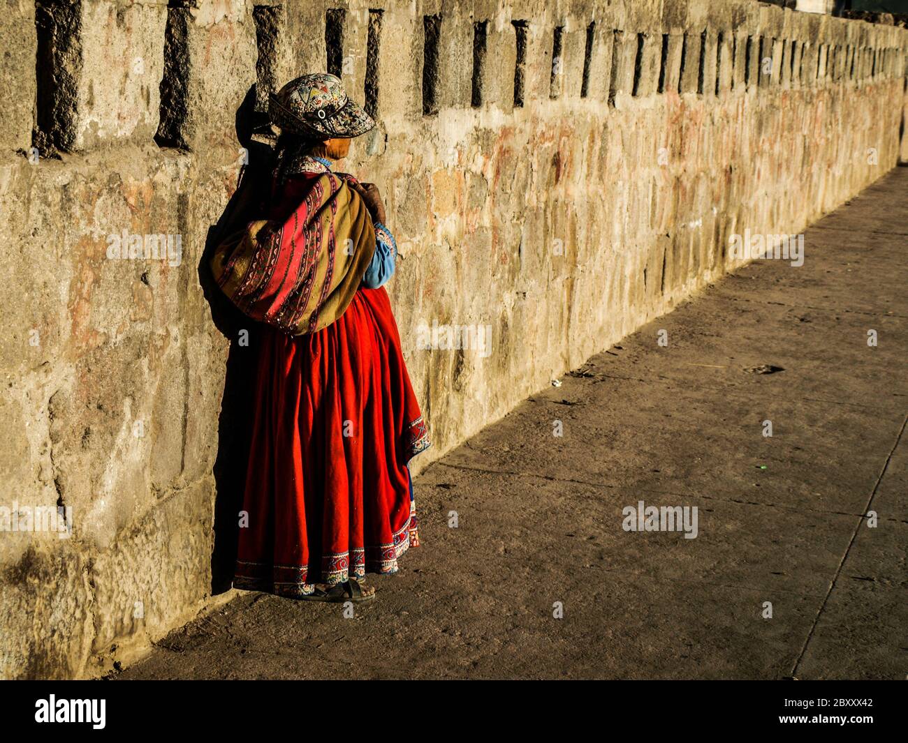 Peruvian woman in traditional dress Stock Photo - Alamy