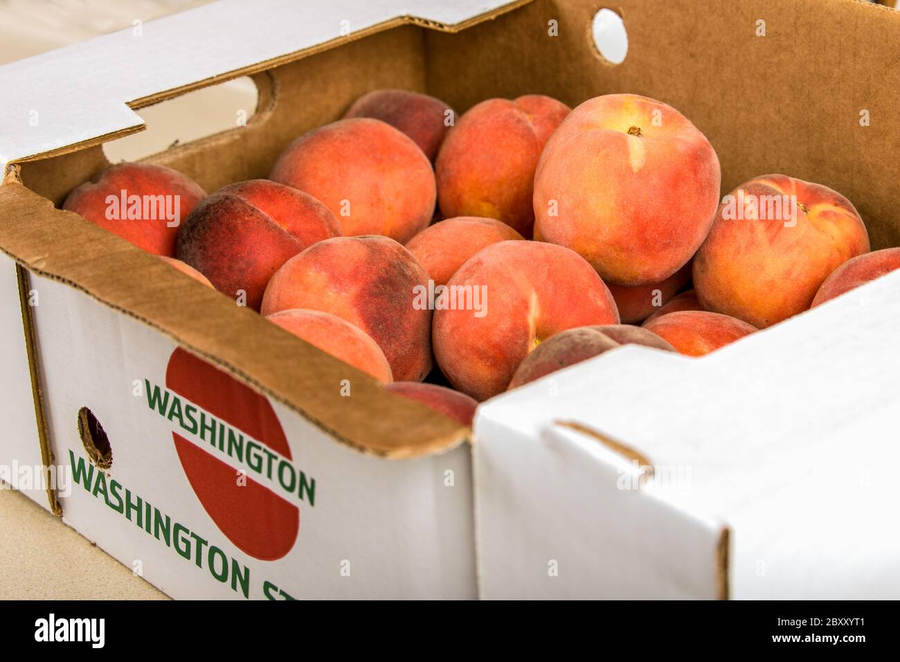 Pile fresh peaches ready hi-res stock photography and images - Alamy