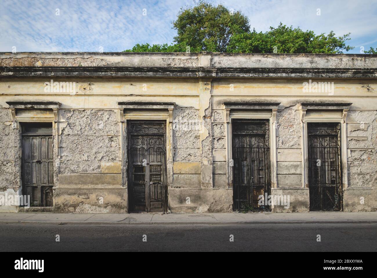 Facade of typical Mexican abandoned colonial building in Merida ...