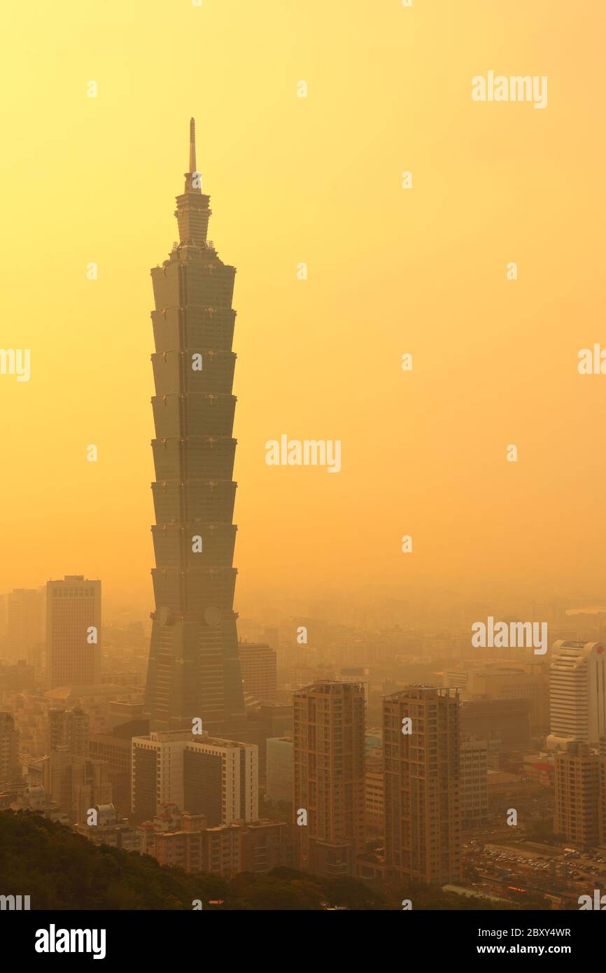 Cloudy sunset taipei city tower hi-res stock photography and images - Alamy