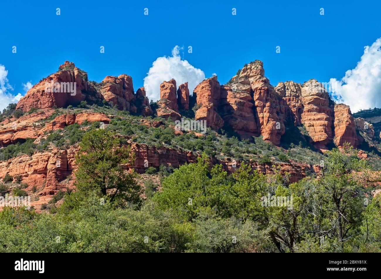 Red rock mountains of Sedona, Arizona under a sunny blue sky Stock ...