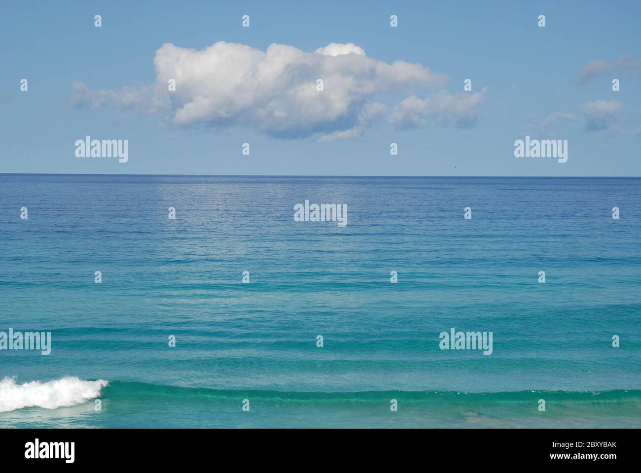 Open sea, wave, cloud and horizon Stock Photo - Alamy